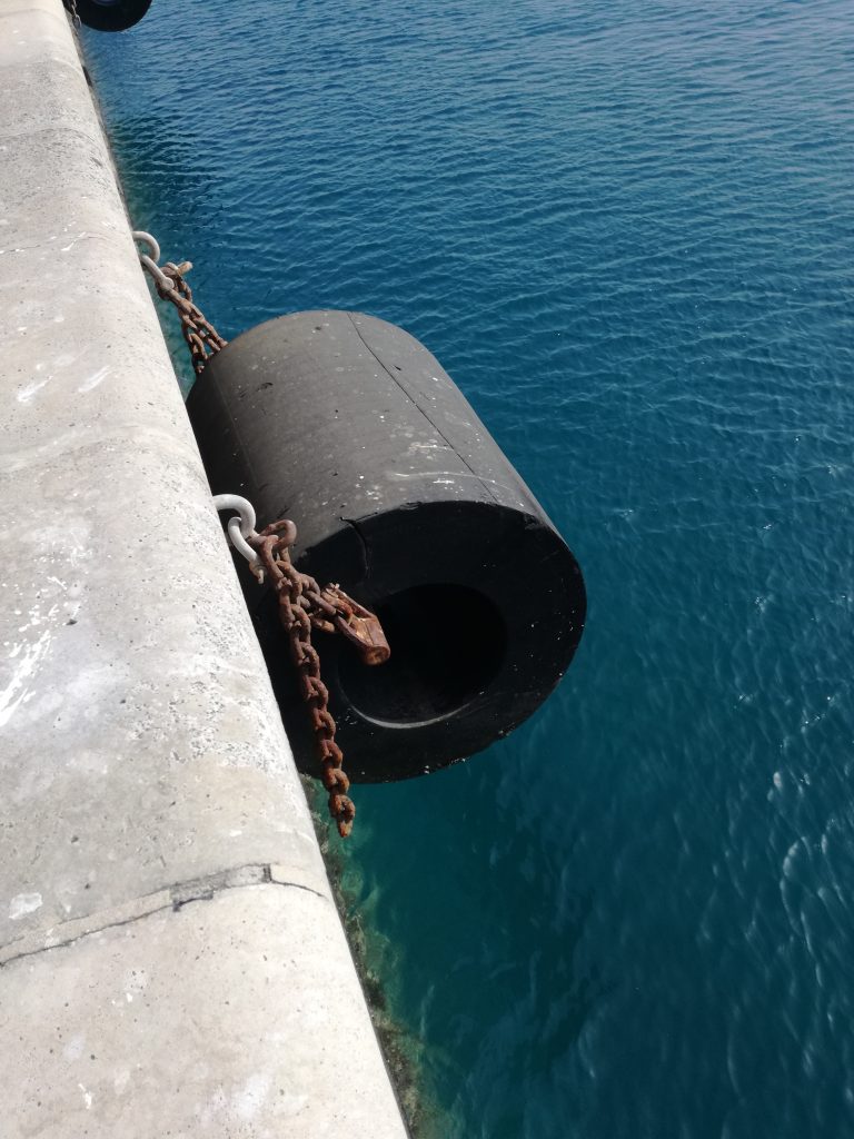 Defensa de caucho cilíndrica para protección de puertos.